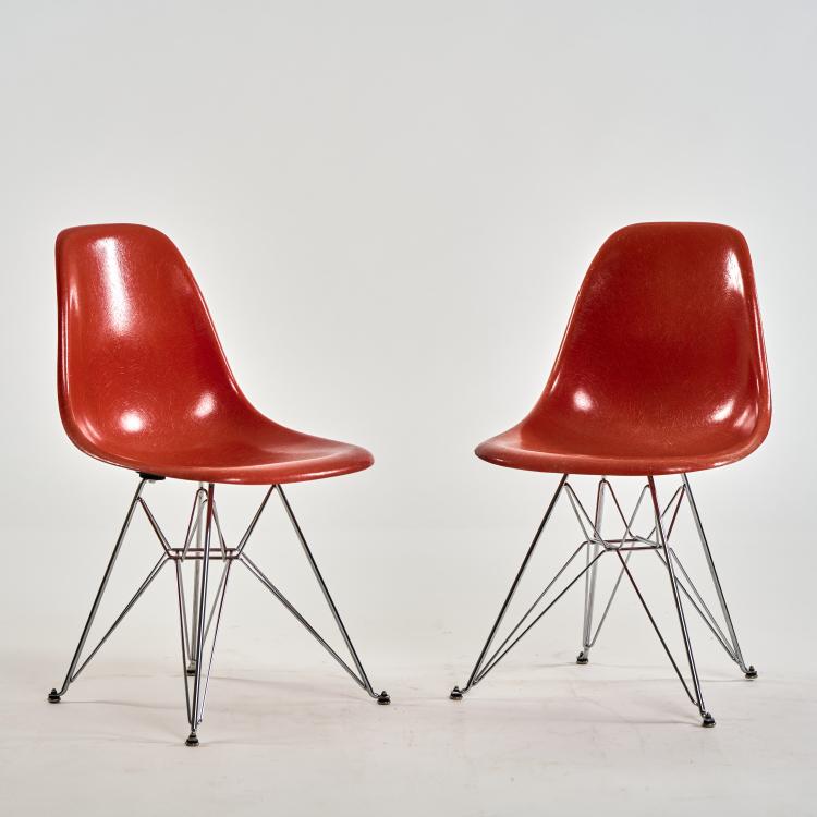 Zwei Stuhle Plastic Side Chair auf Eiffel tower base 1951 Entwurf Charles und Ray Eames Los 74 Seats. 70 ikonische Entwurfe